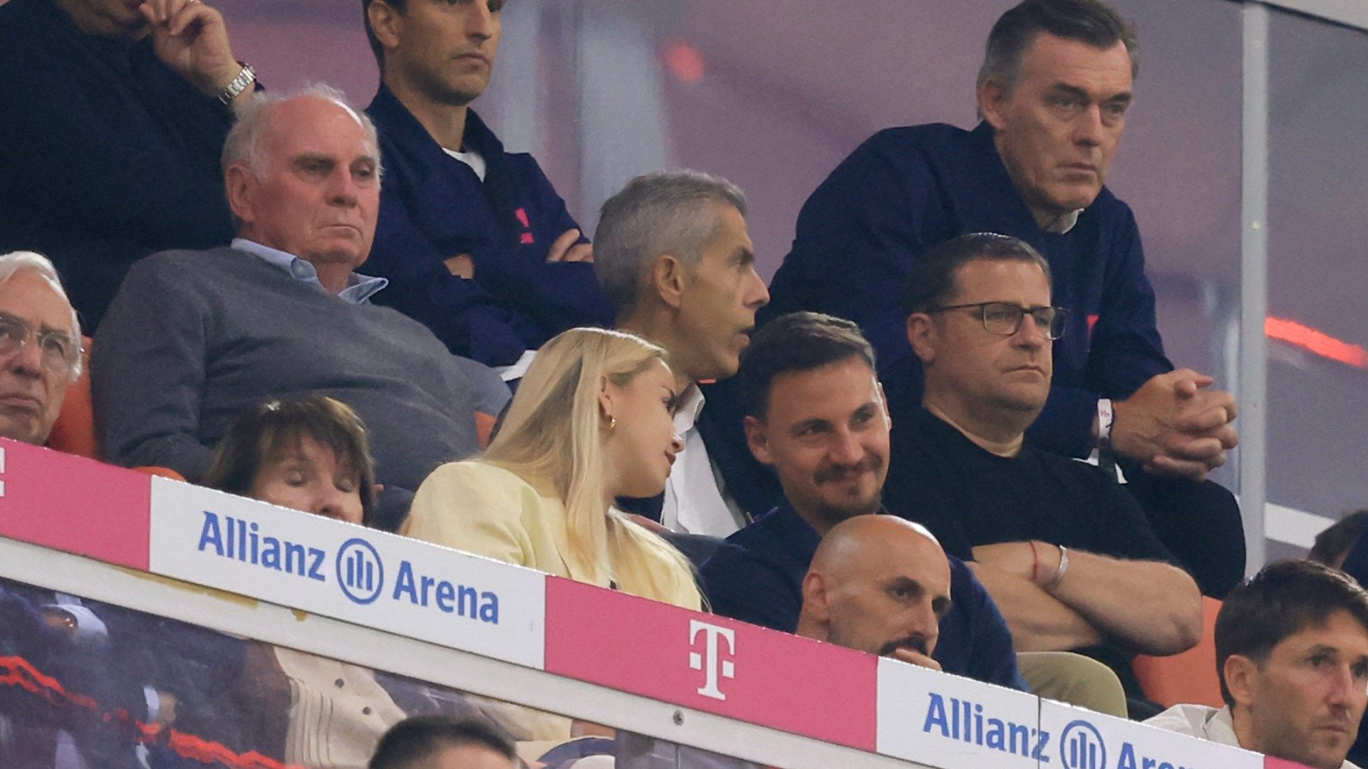 Direkt nach dem 3:0 für den FC Bayern gegen Leipzig: Eine Szene mit Uli Hoeneß und Max Eberl ...